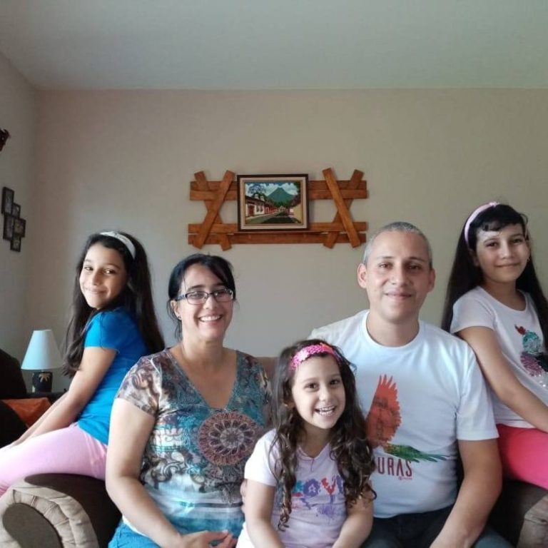 La familia Estrada, sirviendo al Señor en Honduras - SETECA